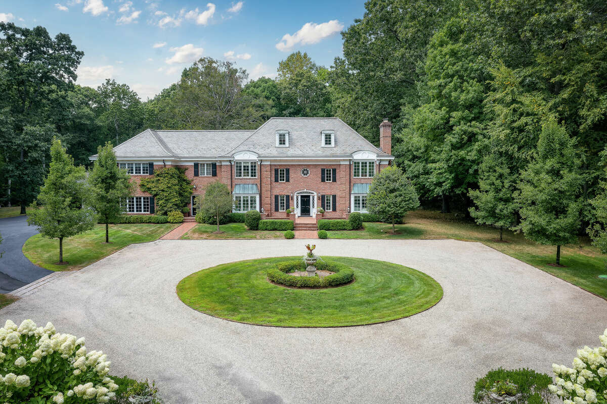 New Canaan home inspired by David Adler listed for $3.8M