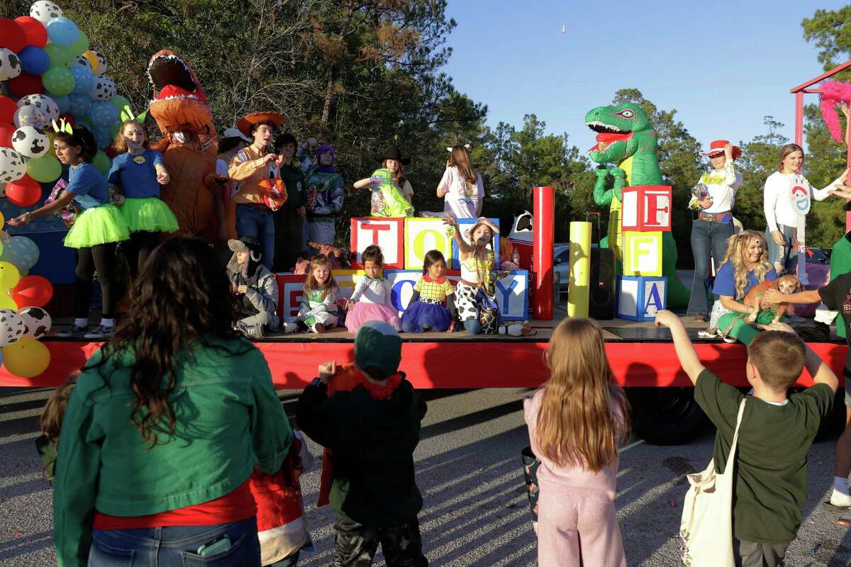 The Woodlands Highlanders celebrate homecoming with 41st annual Red ...