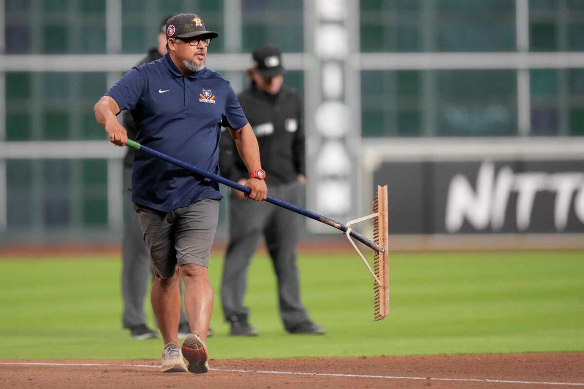 Houston Astros: The grounds crew that keeps Minute Maid pristine