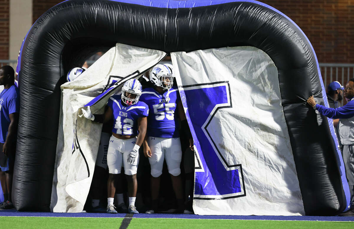 Atascocita Eagles roll past C.E. King Panthers