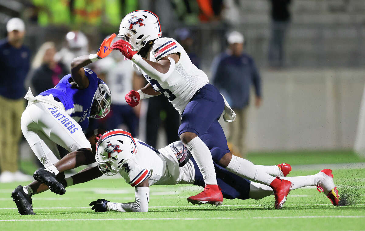 Atascocita Eagles roll past C.E. King Panthers