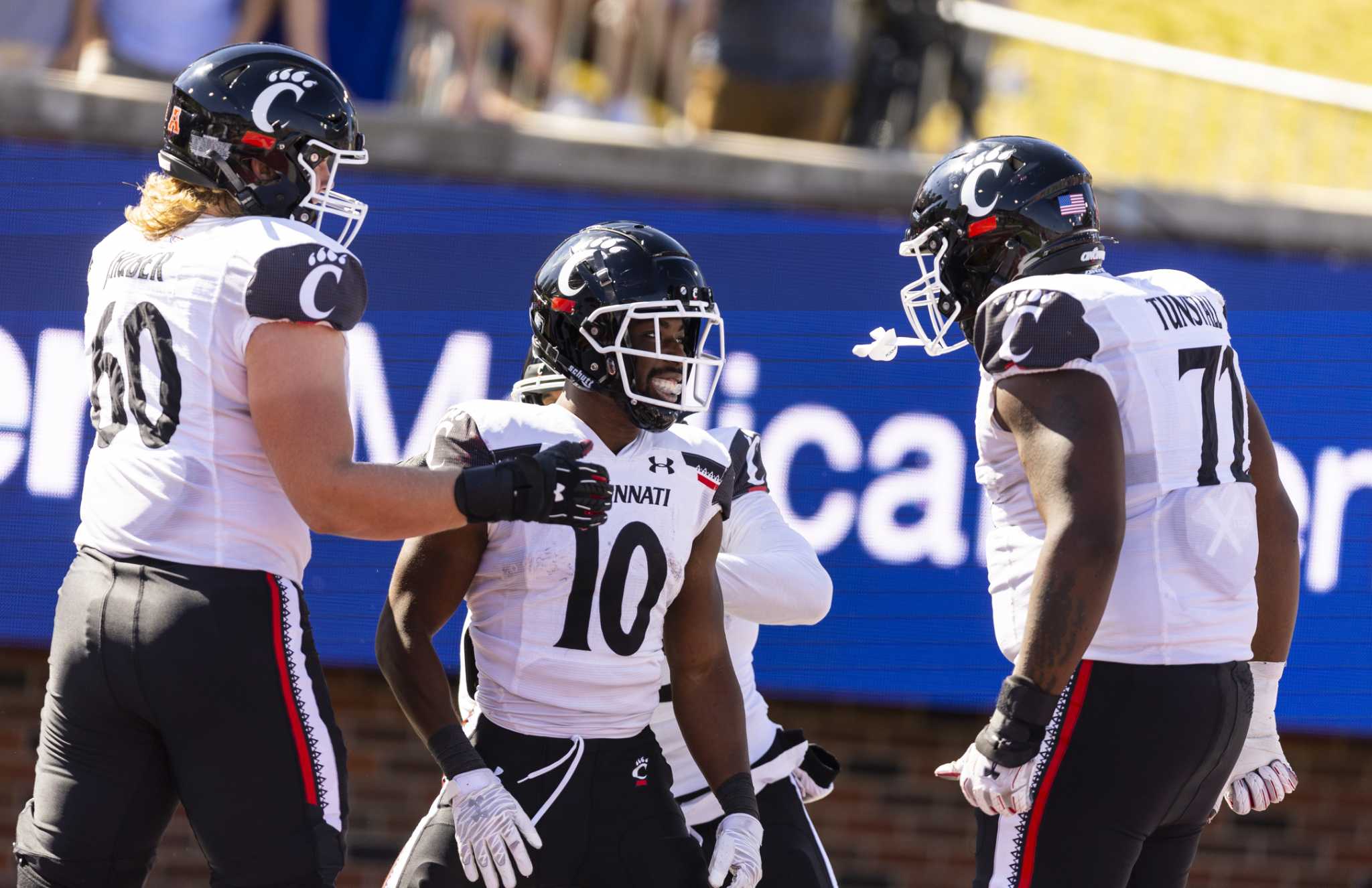 College football: No. 21 Cincinnati holds on to edge SMU