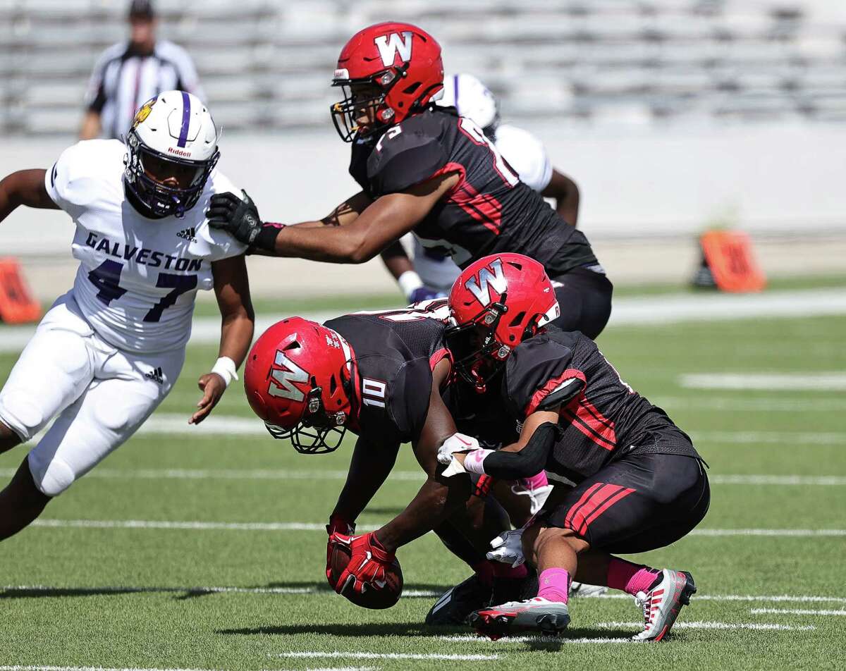 HS football: Galveston Ball remains undefeated with rout of Waltrip