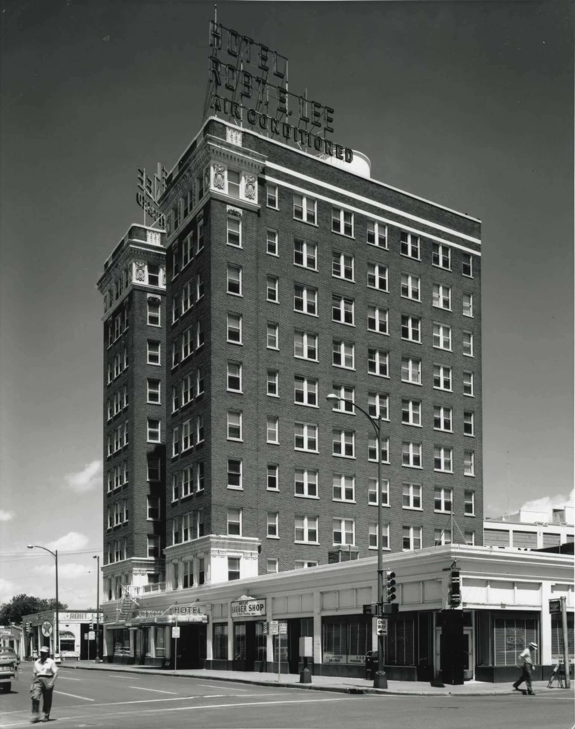 Weston Urban wants to buy San Antonio's Robert E. Lee apartments