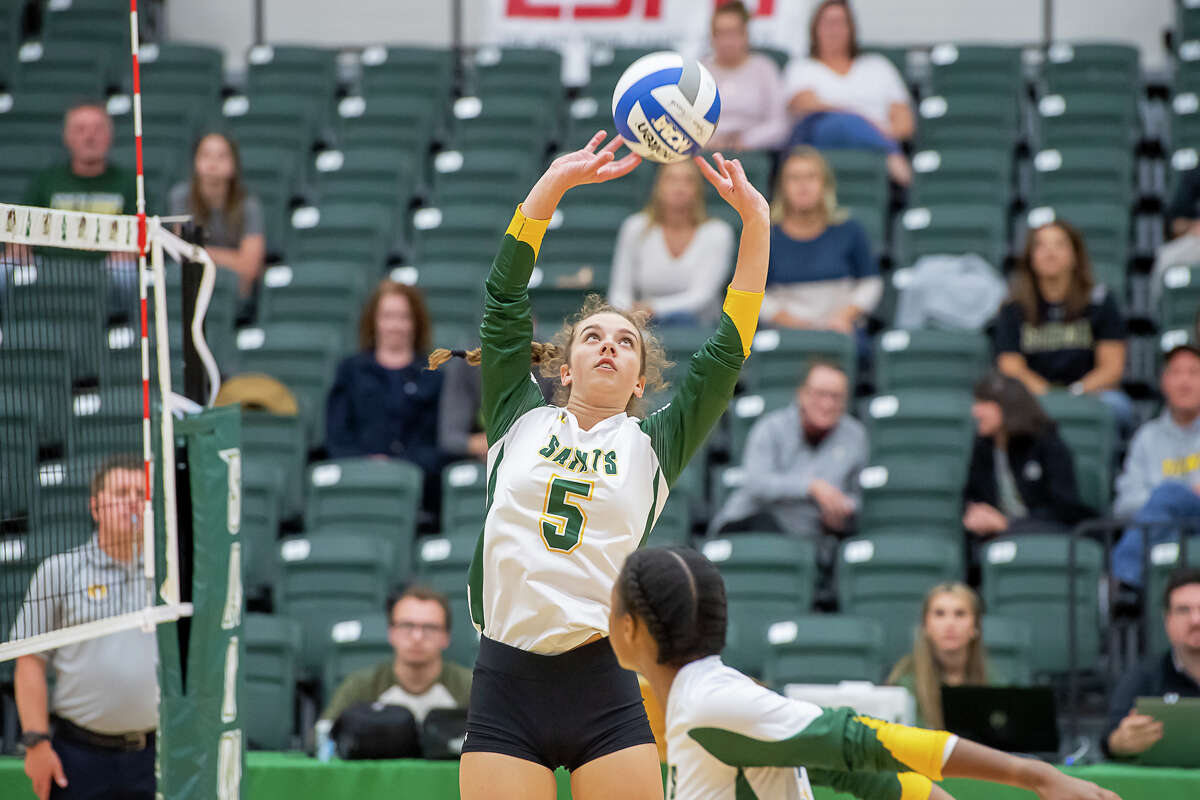Isaksen right in the middle of success for Siena women's volleyball