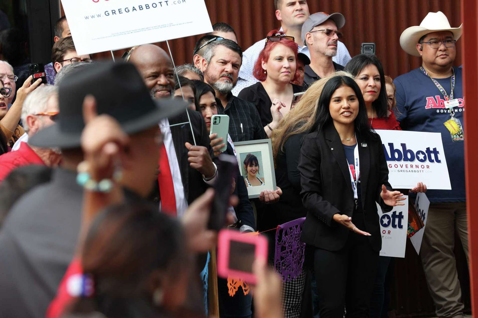 San Antonio burger joint receives heat for hosting Abbott