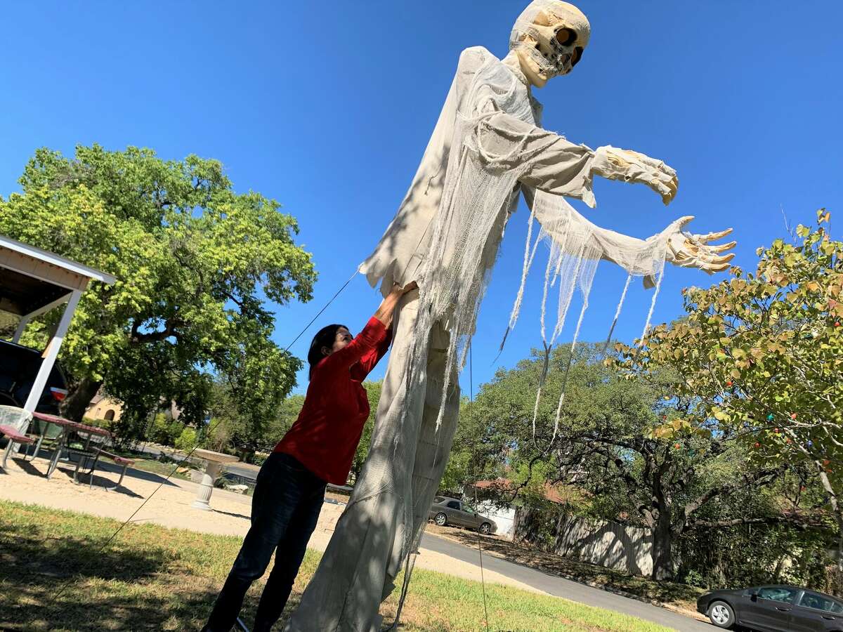 Hot Halloween Decoration No Bones About It 12 foot Skeletons Hot Halloween Decoration No Bones About It 12 foot Skeletons