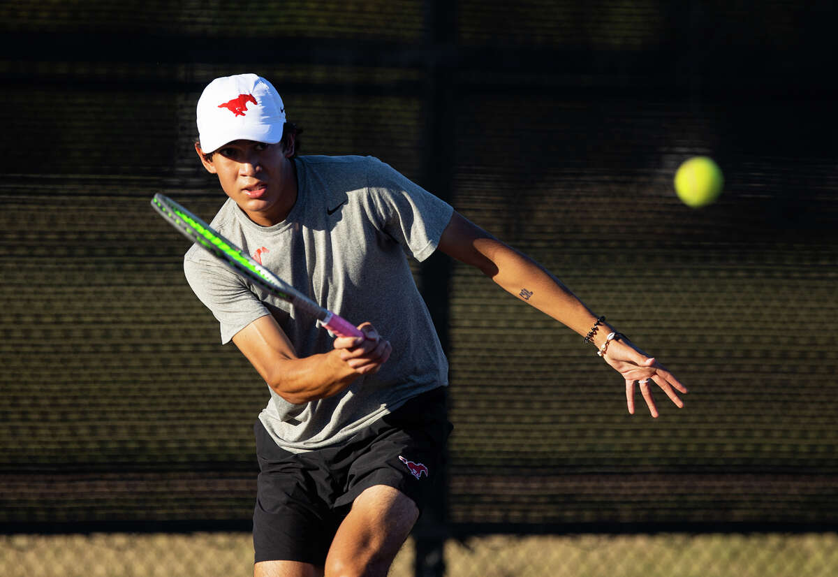Team tennis: Memorial edges The Woodlands, moves into state final