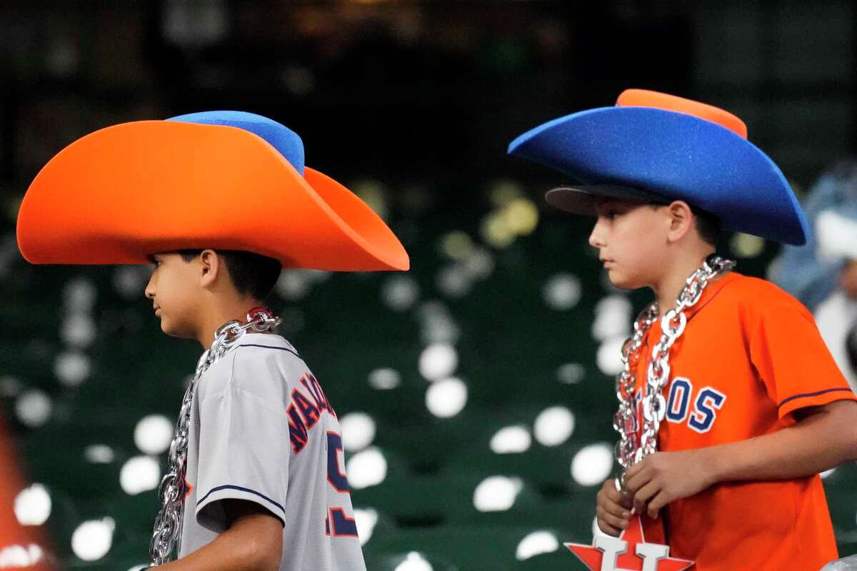 Houston couple celebrates anniversary during Astros playoffs