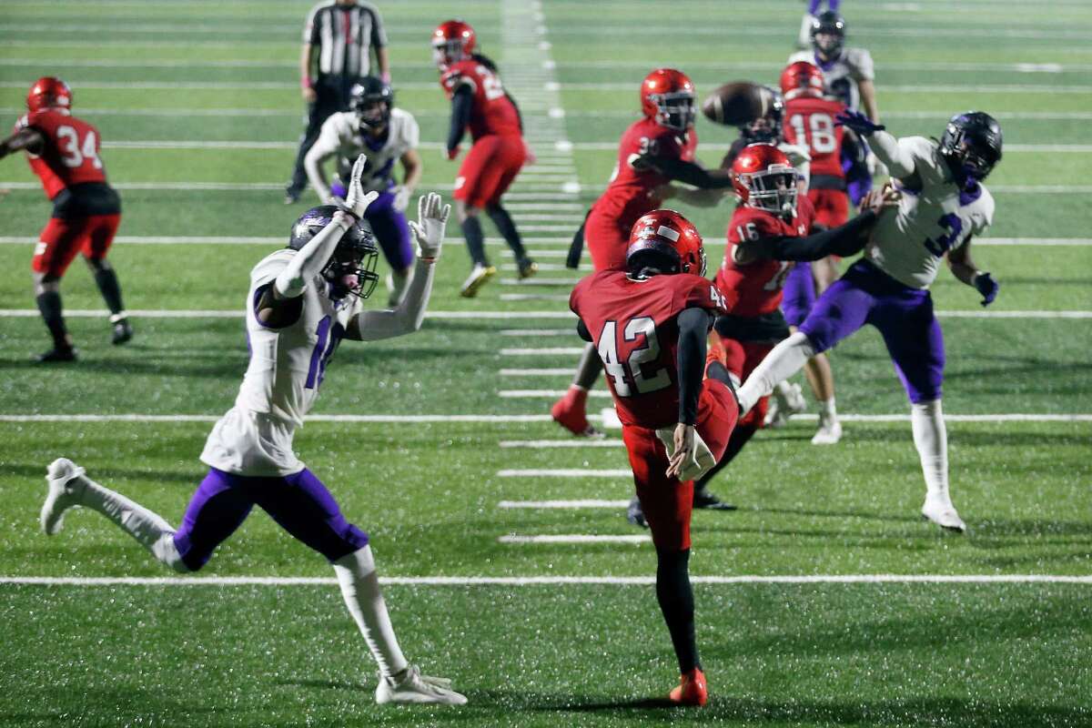 Fulshear Chargers grind out win against Manvel Mavericks
