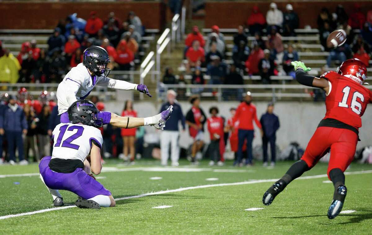 Fulshear Chargers grind out win against Manvel Mavericks