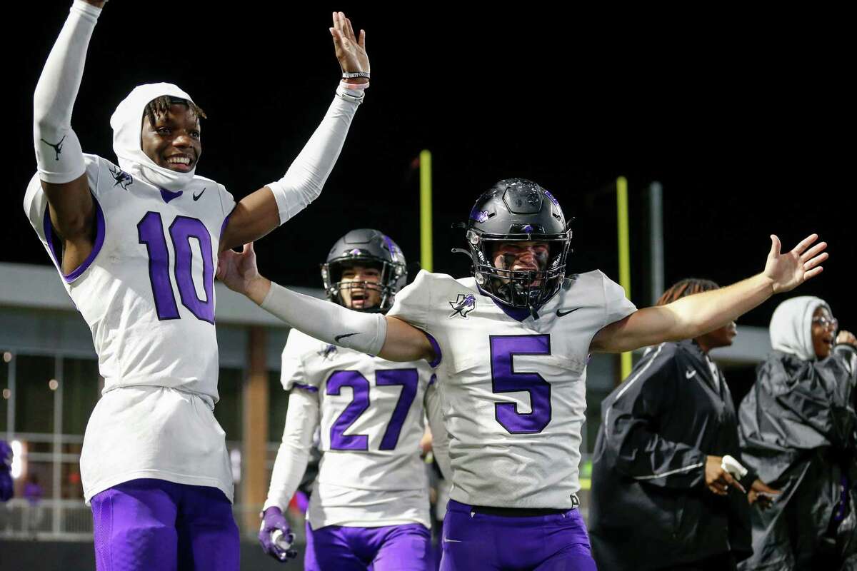 Fulshear Chargers grind out win against Manvel Mavericks