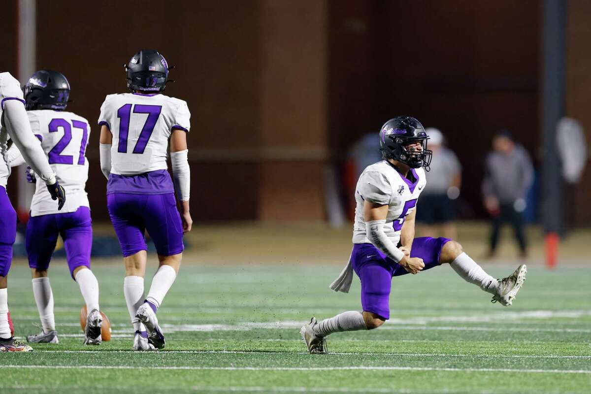 Fulshear Chargers grind out win against Manvel Mavericks