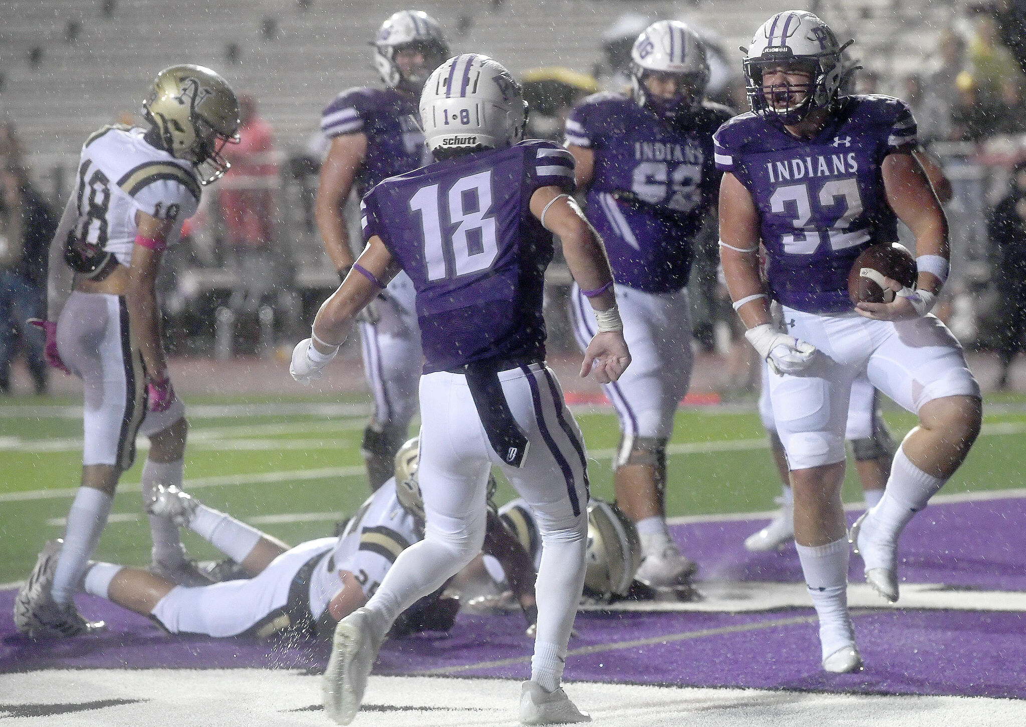 Late Port Neches-Groves touchdown drive decides Mid-County Madness game