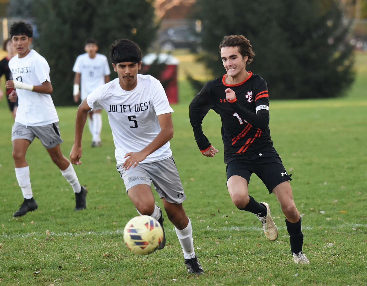 Edwardsville rallies past Joliet West in PKs to win sectional title