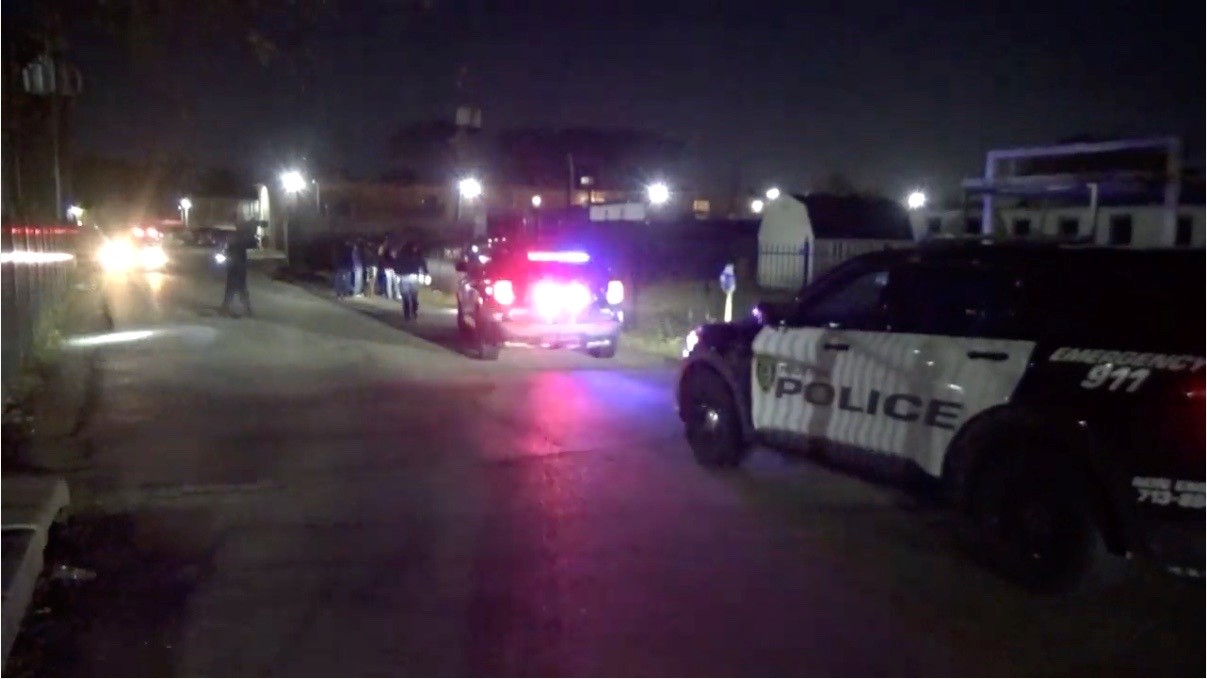 Houston police investigating Saturday night robbery, shooting