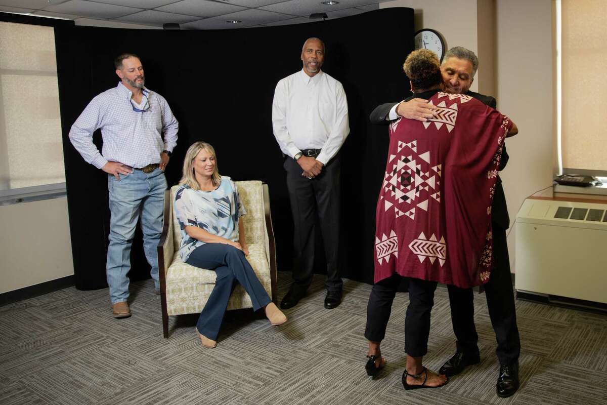 Two Texas couples 'swap' kidneys, creating lifelong bond