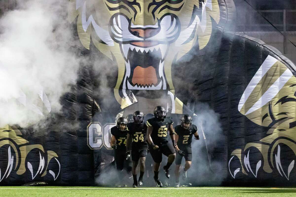 Conroe routs College Park to stay in playoff contention