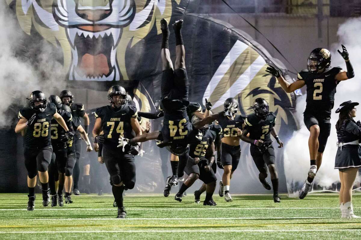 Conroe routs College Park to stay in playoff contention