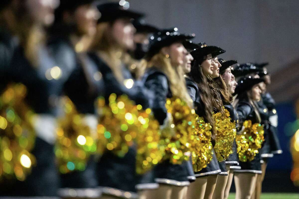 Conroe routs College Park to stay in playoff contention