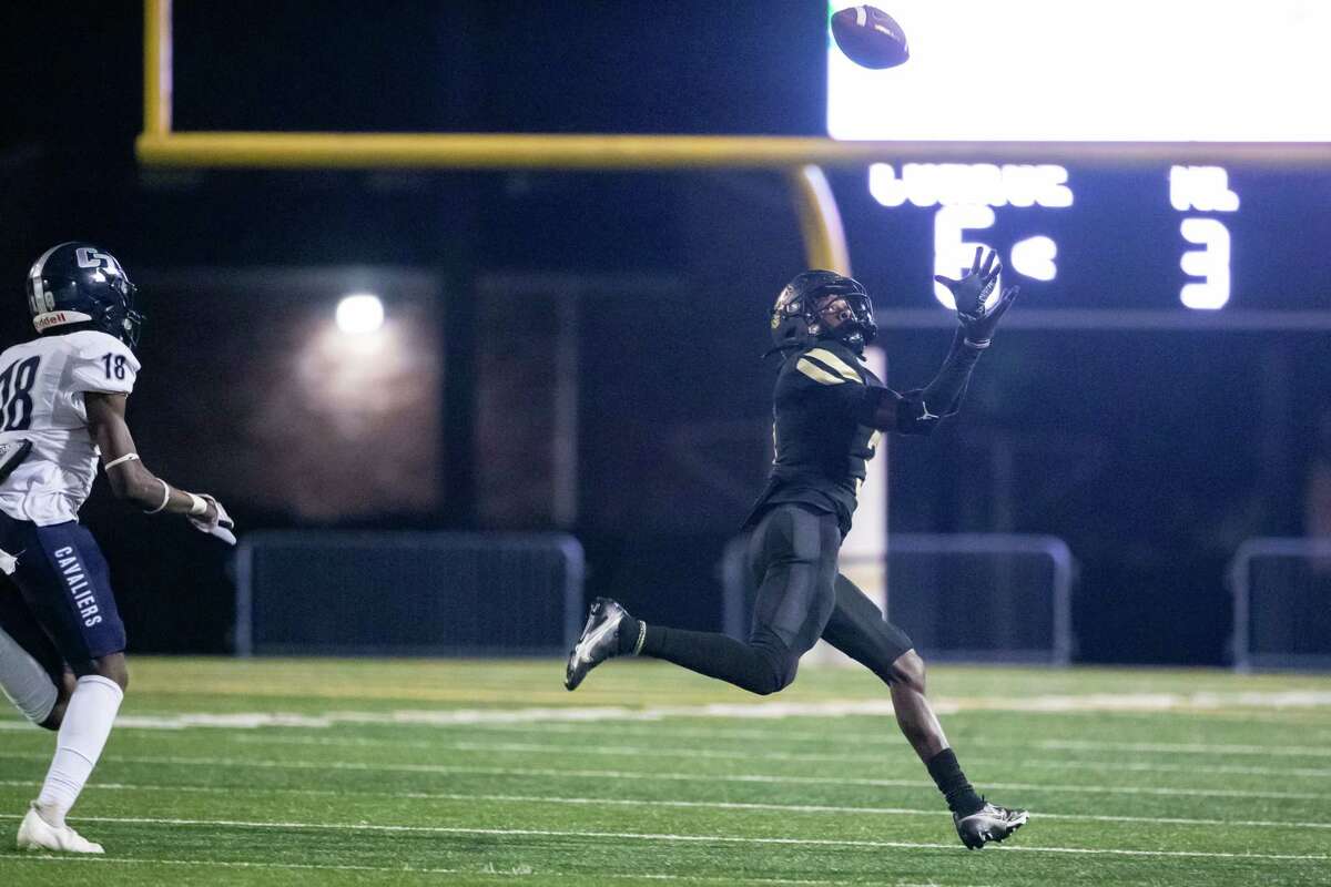 Conroe routs College Park to stay in playoff contention