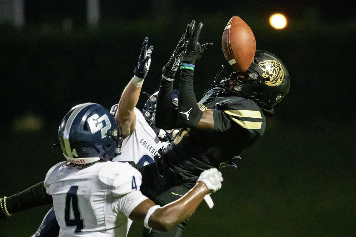 Conroe routs College Park to stay in playoff contention