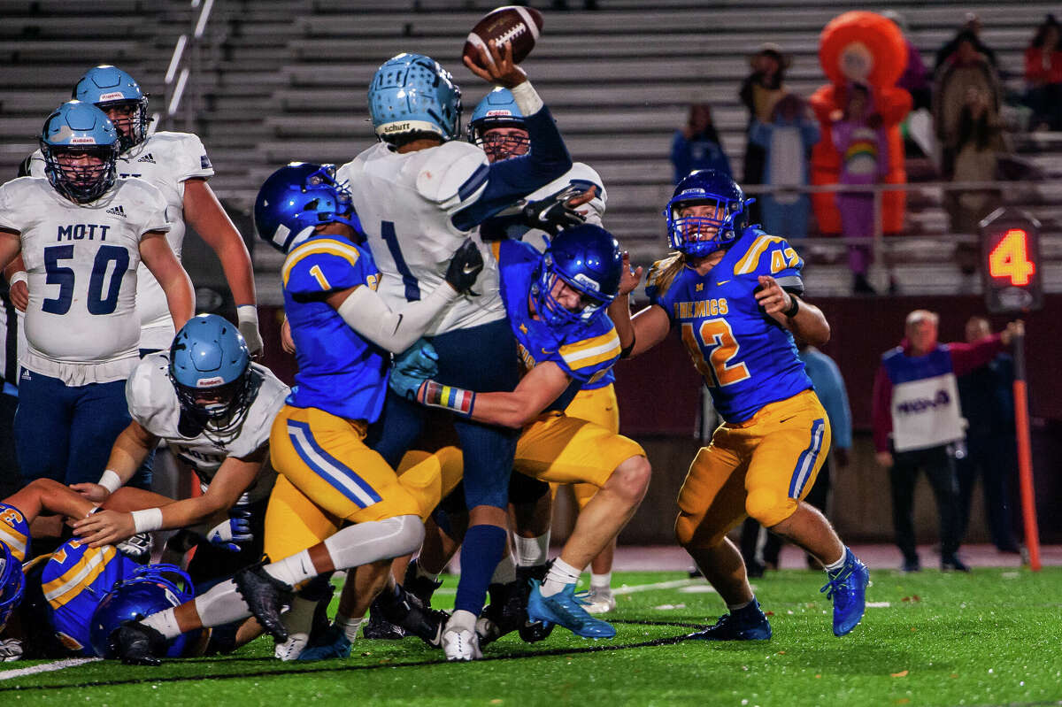 PHOTOS: Midland clashes with Waterford Mott in district final