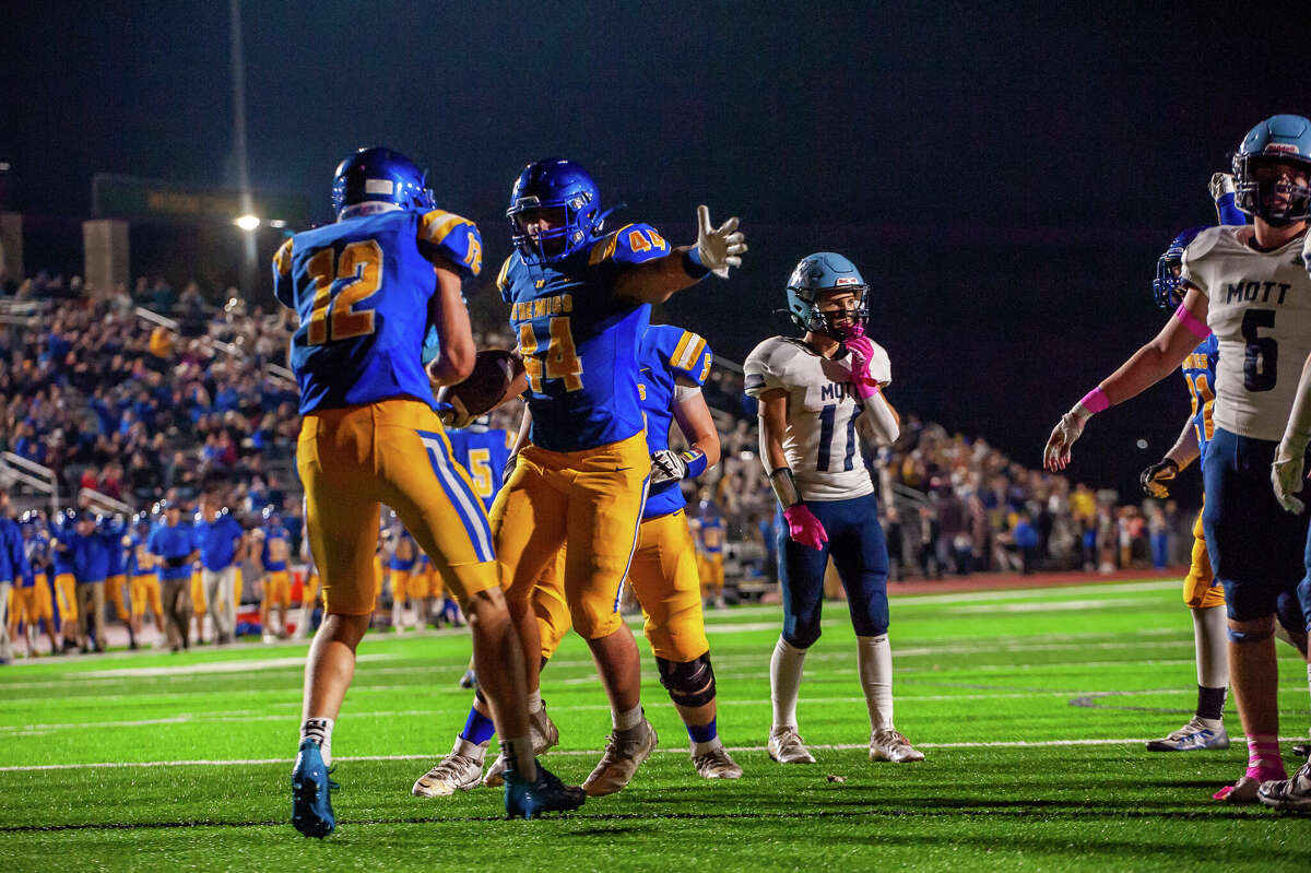 PHOTOS: Midland clashes with Waterford Mott in district final