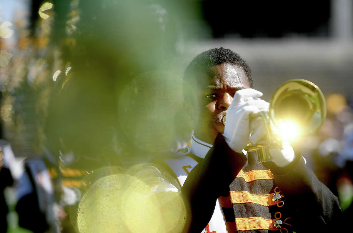 Regional high school marching bands locked horns Saturday to win the ...