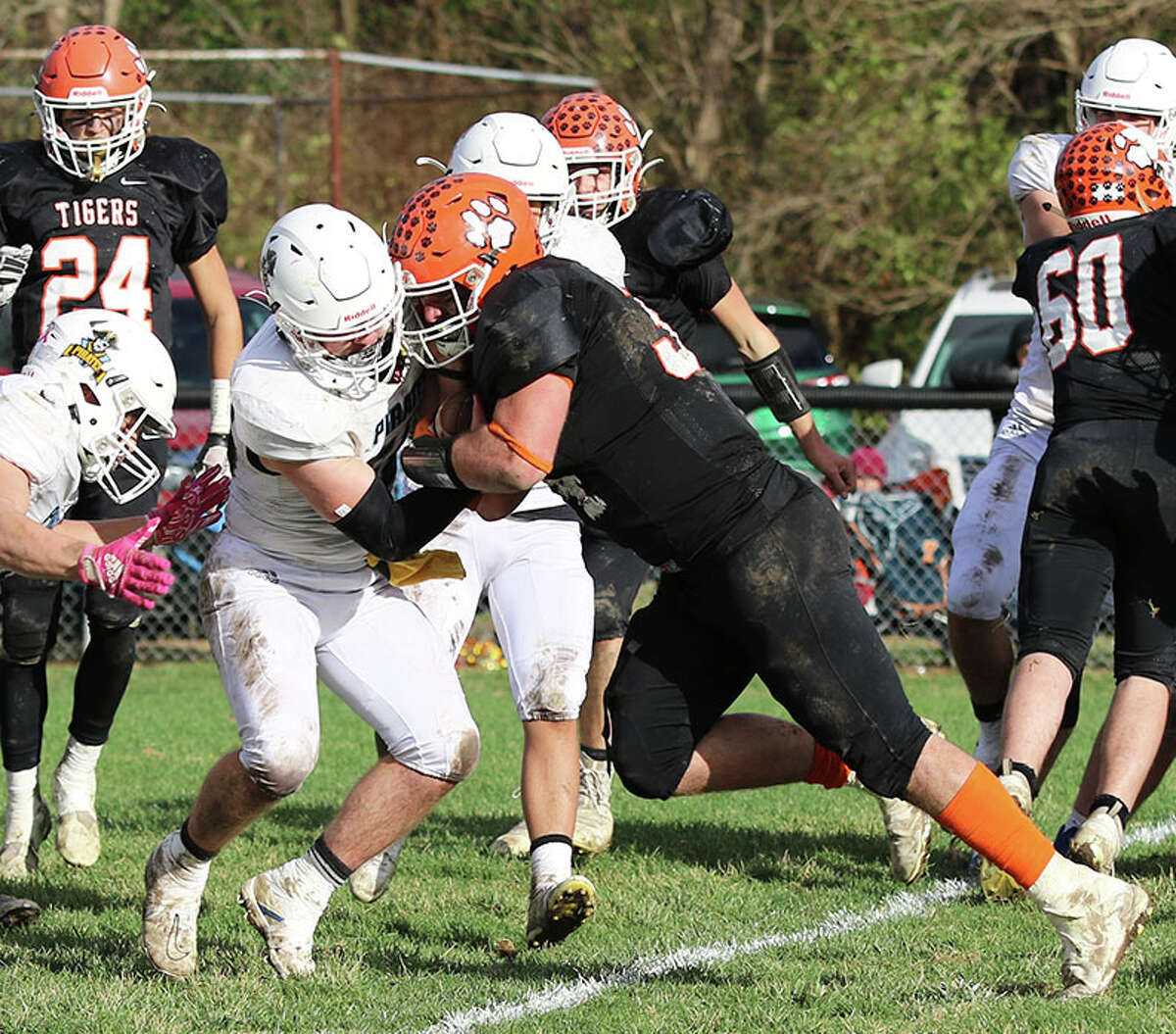 'Little speed demon' sends Greenfield past Pirates, into quarterfinals