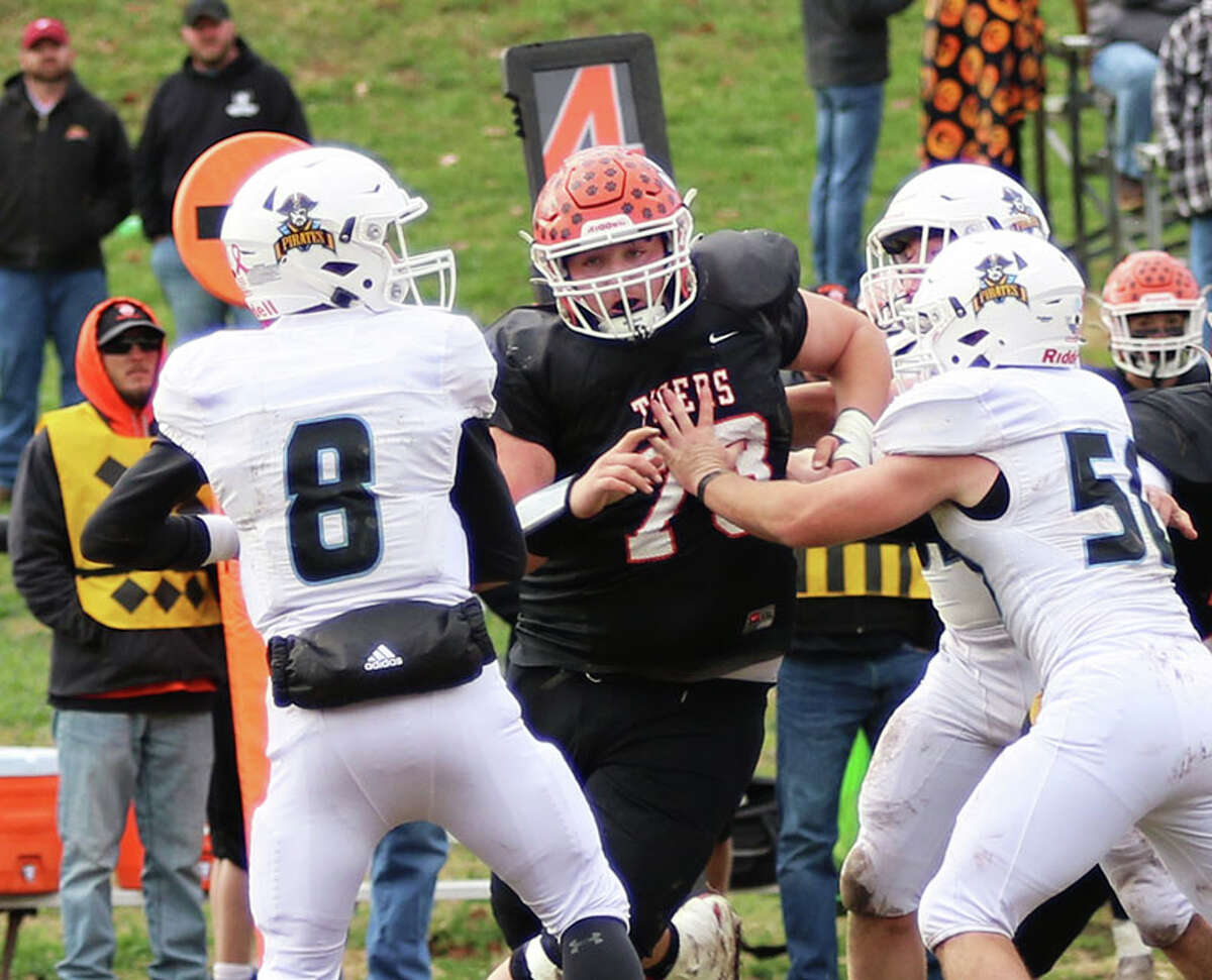 'Little speed demon' sends Greenfield past Pirates, into quarterfinals