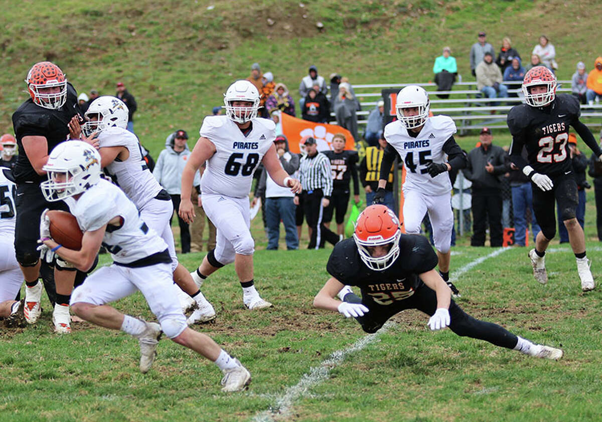 'Little speed demon' sends Greenfield past Pirates, into quarterfinals