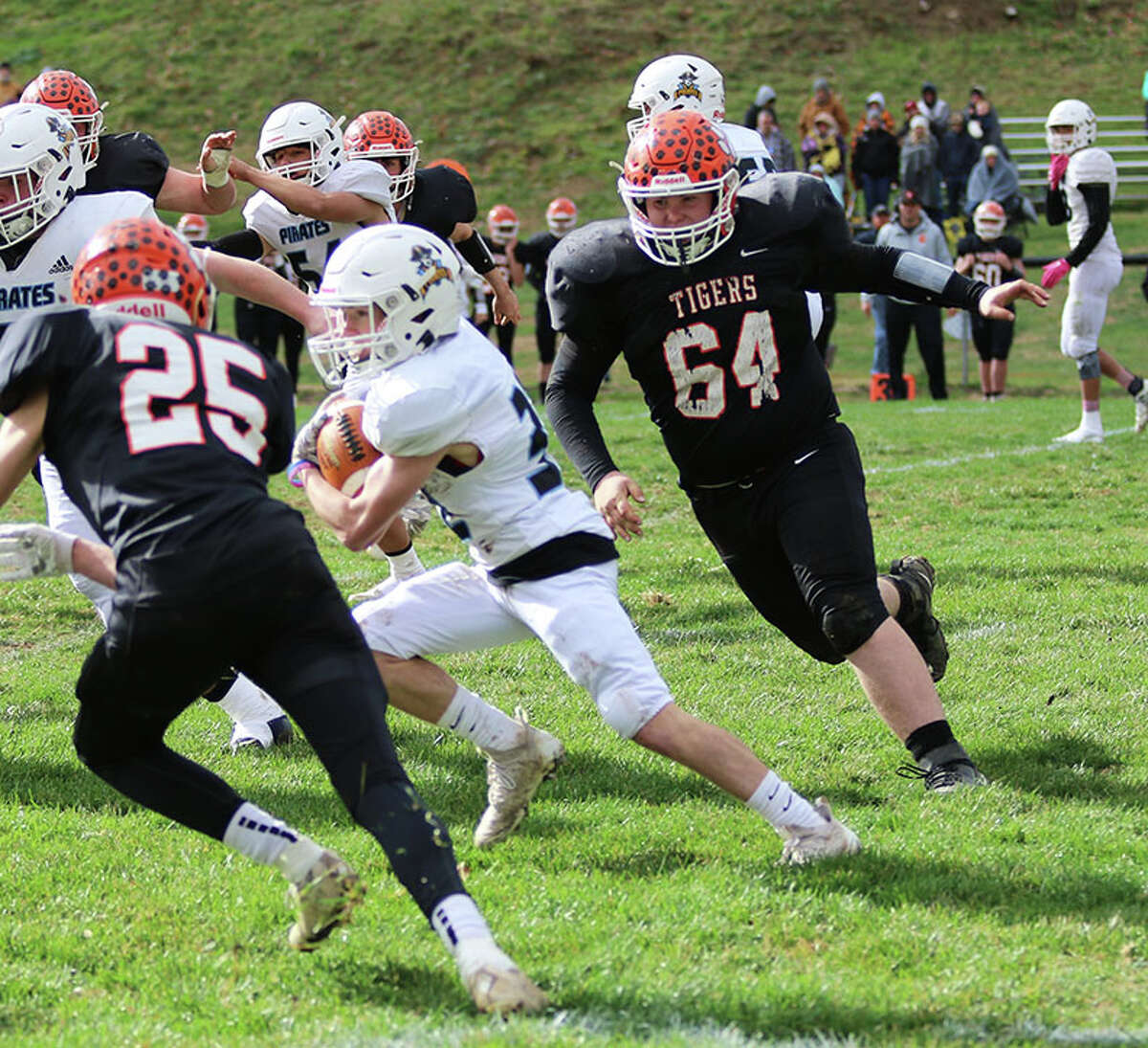 'Little speed demon' sends Greenfield past Pirates, into quarterfinals