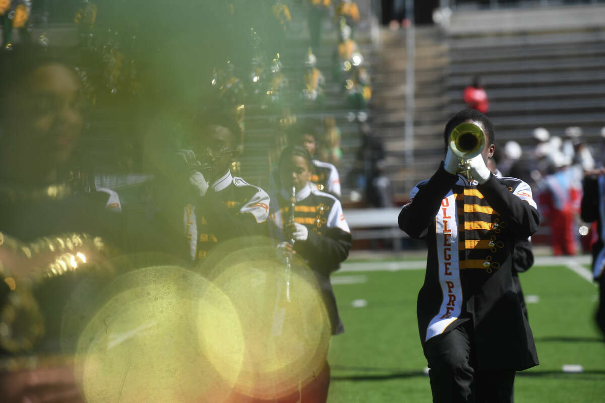 Regional high school marching bands locked horns Saturday to win the ...