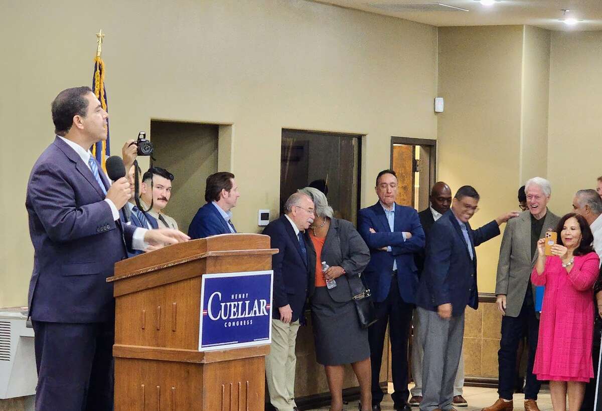 President Clinton holds Laredo rally to endorse Rep. Cuellar, encourage ...