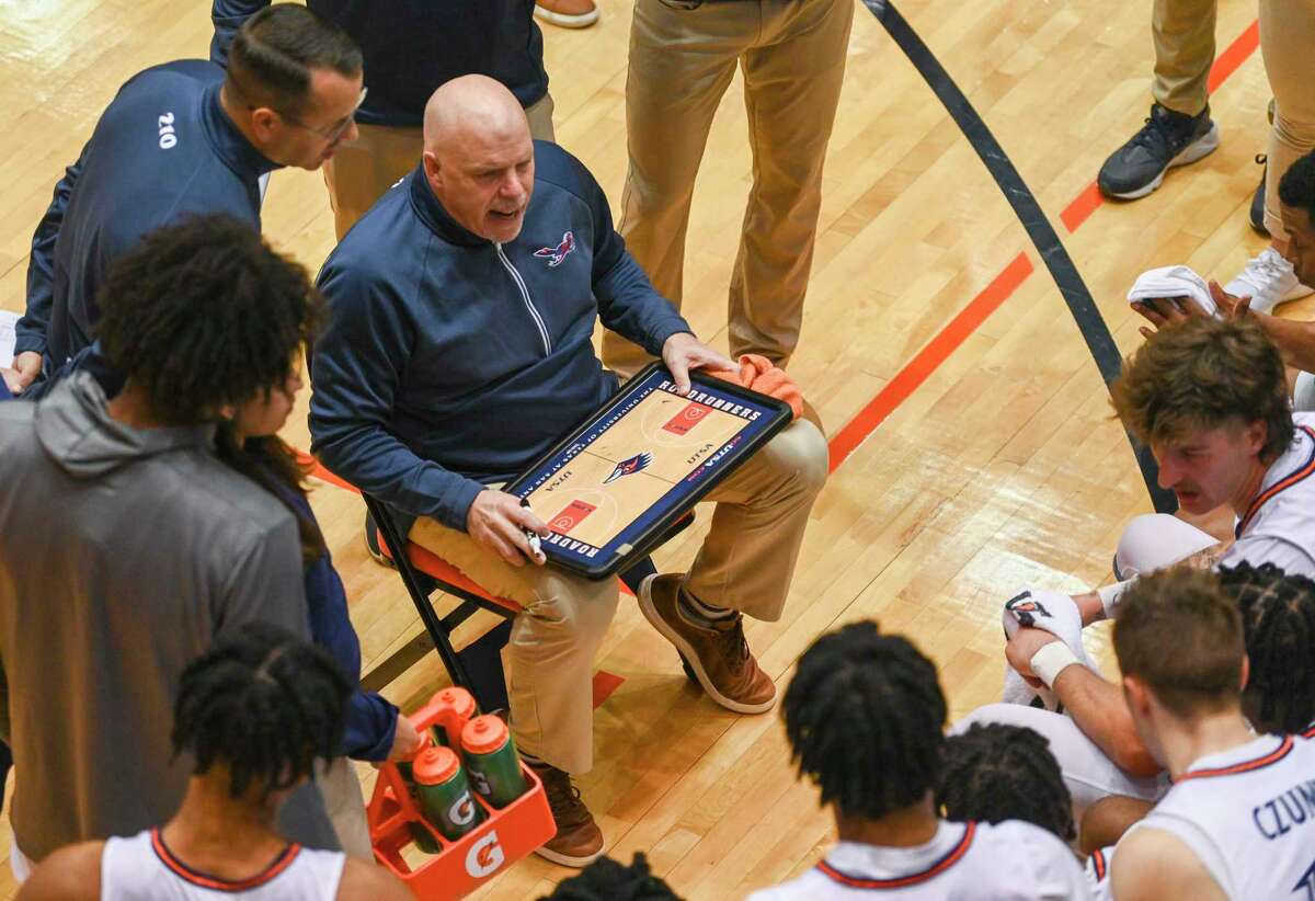 Despite lackluster shooting, UTSA rolls past Trinity in season opener