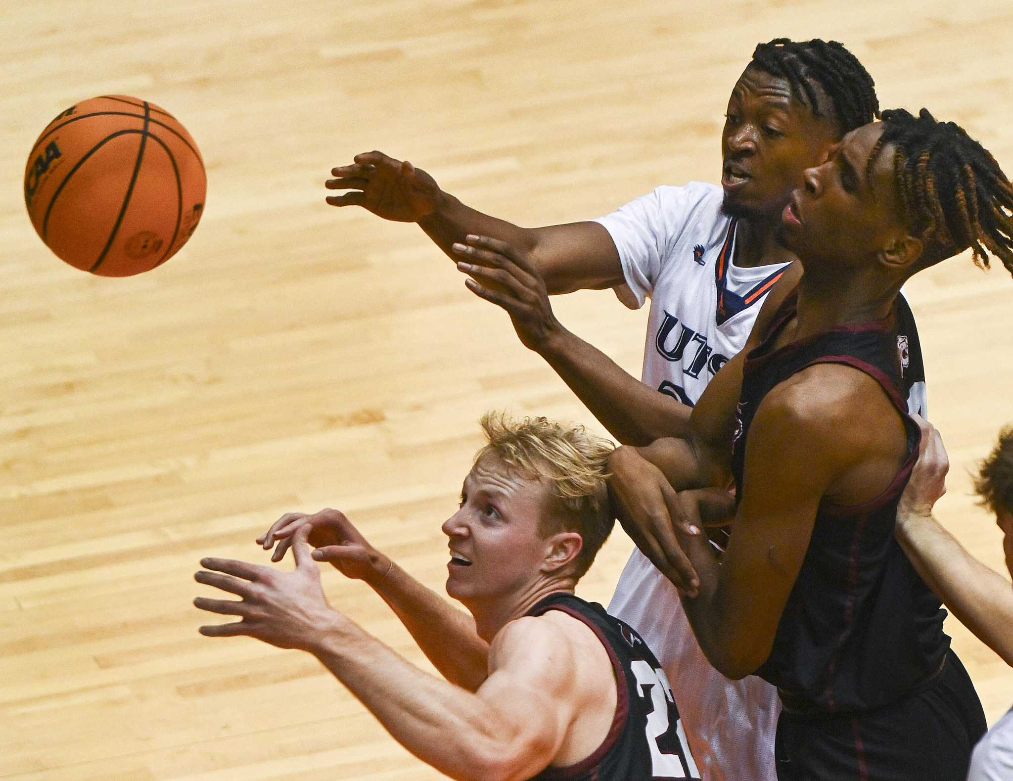 Despite lackluster shooting, UTSA rolls past Trinity in season opener