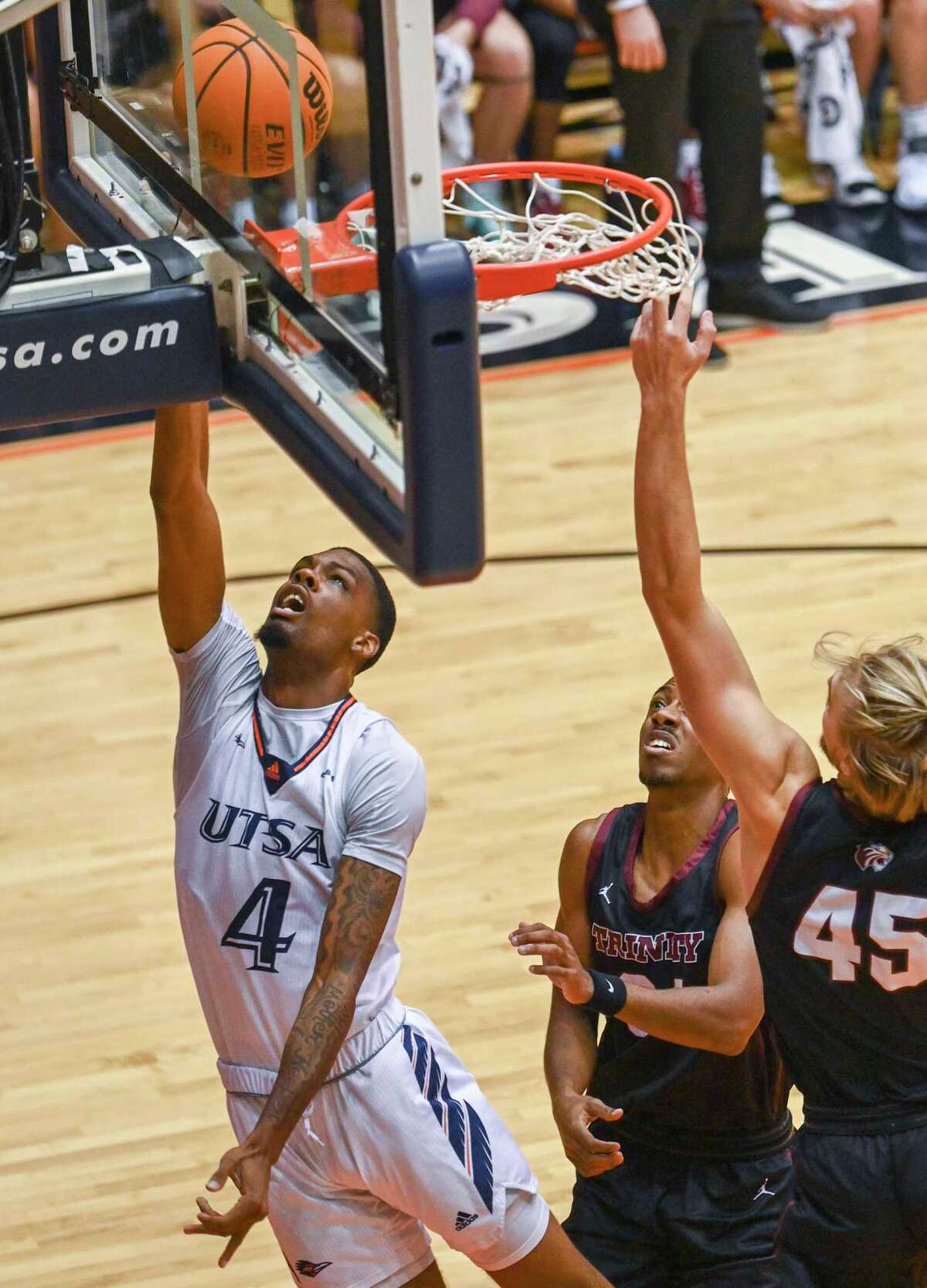 Despite lackluster shooting, UTSA rolls past Trinity in season opener