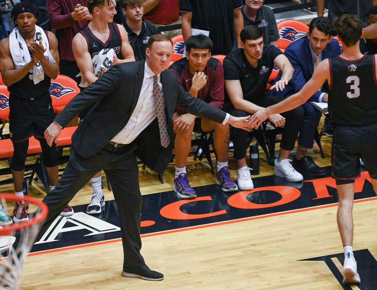 Despite lackluster shooting, UTSA rolls past Trinity in season opener