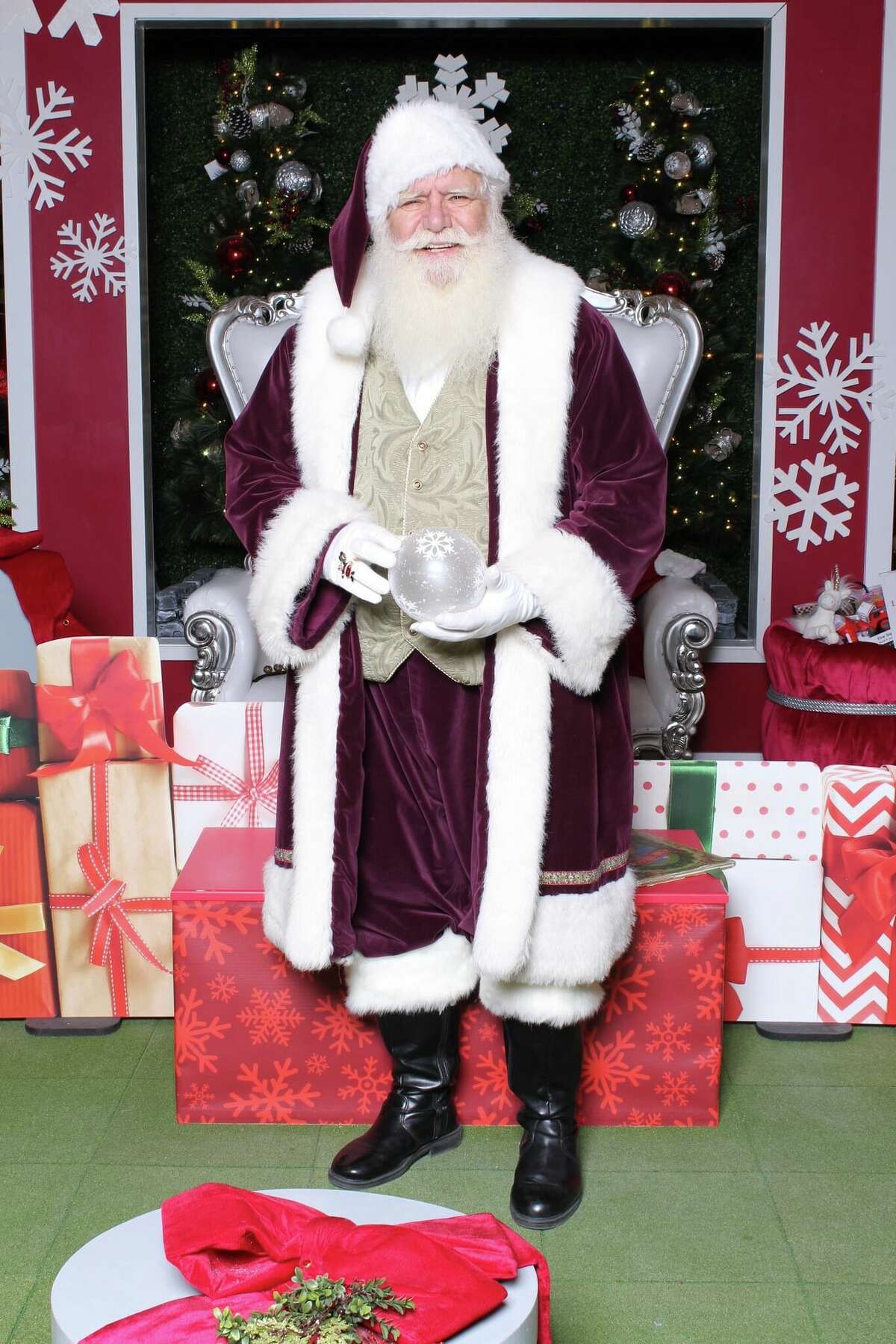 Beaverton resident makes mark in Chicago by playing Santa Claus at Macy's