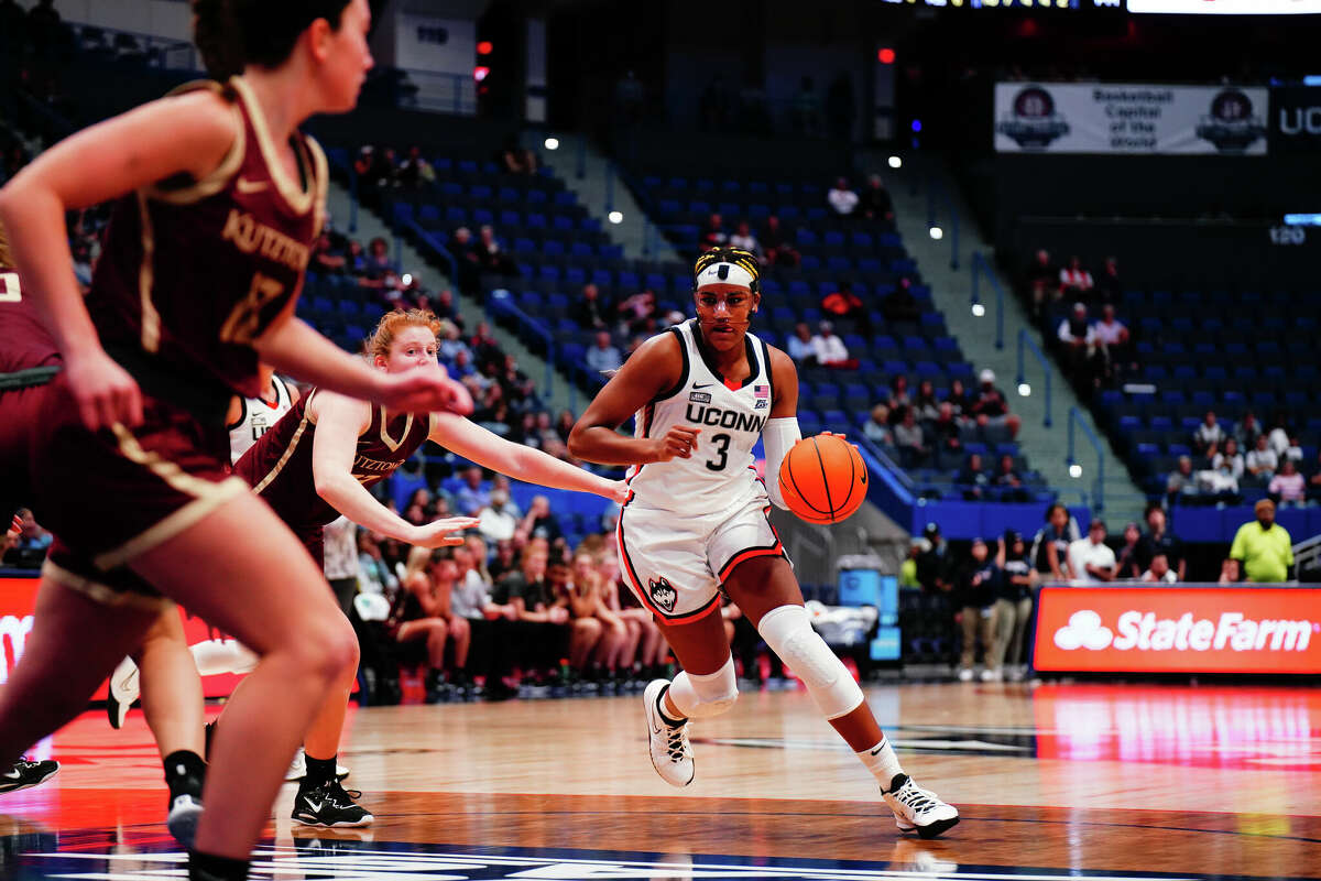 UConn Huskesi to face first test of season against No. 3 Texas