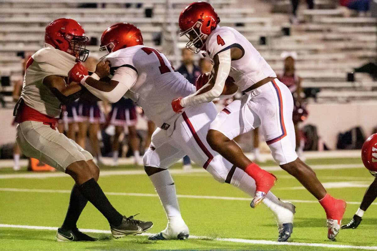 HS football playoffs: Manvel routs Waltrip to advance to area round