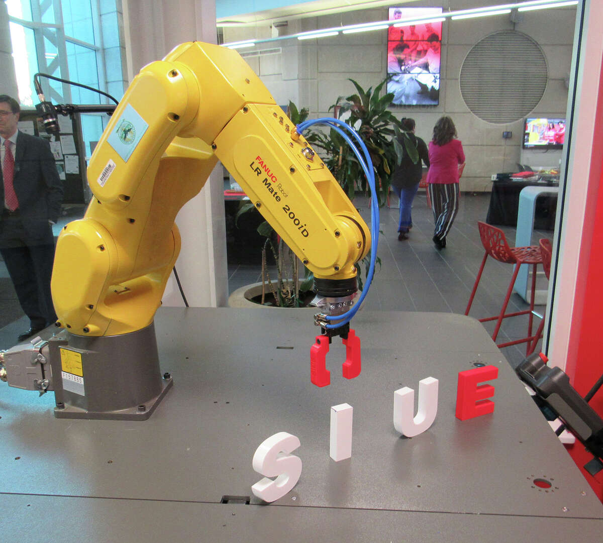 SIUE School of Engineering unveils new robotics lab, atrium