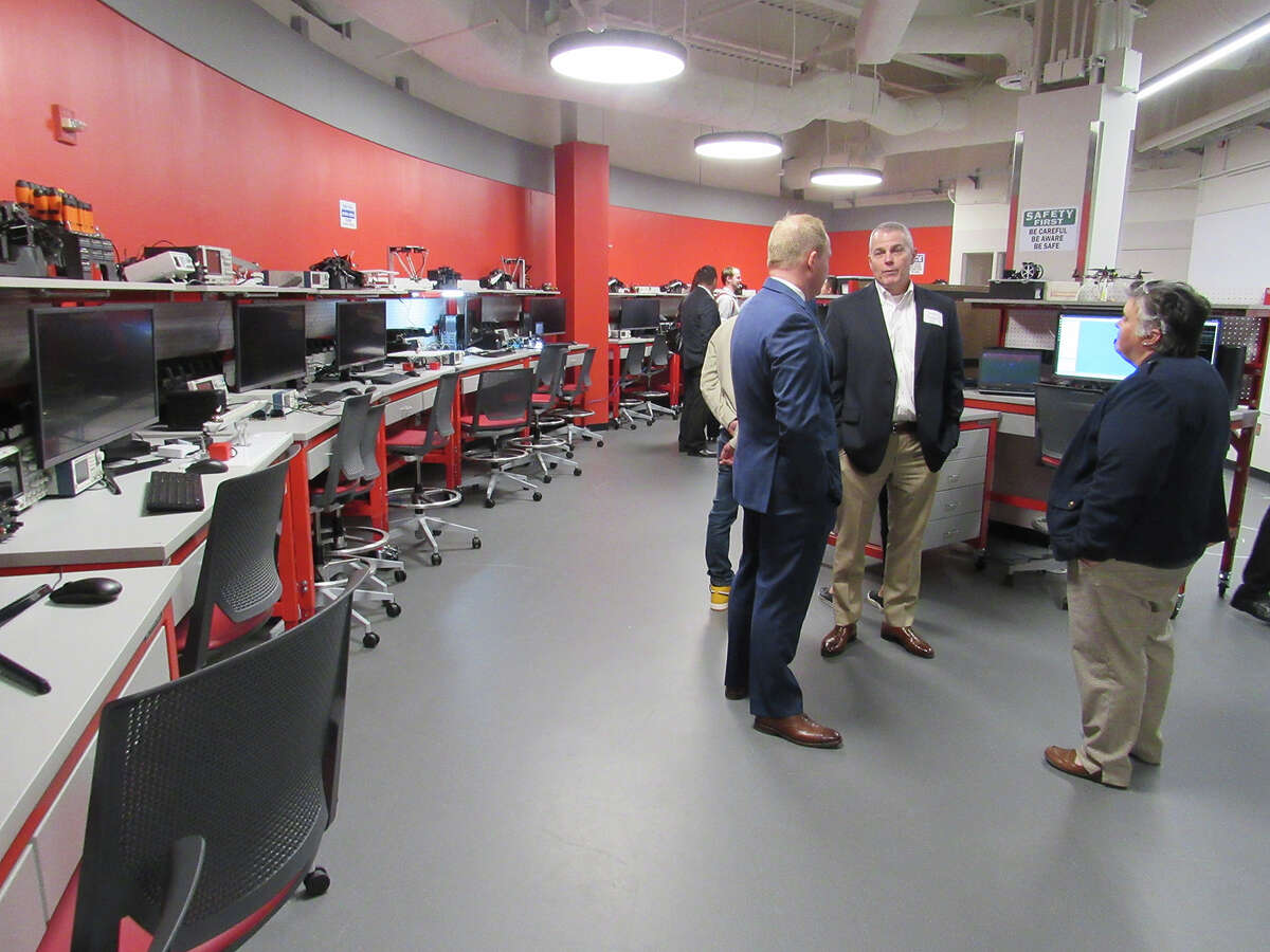 SIUE School of Engineering unveils new robotics lab, atrium