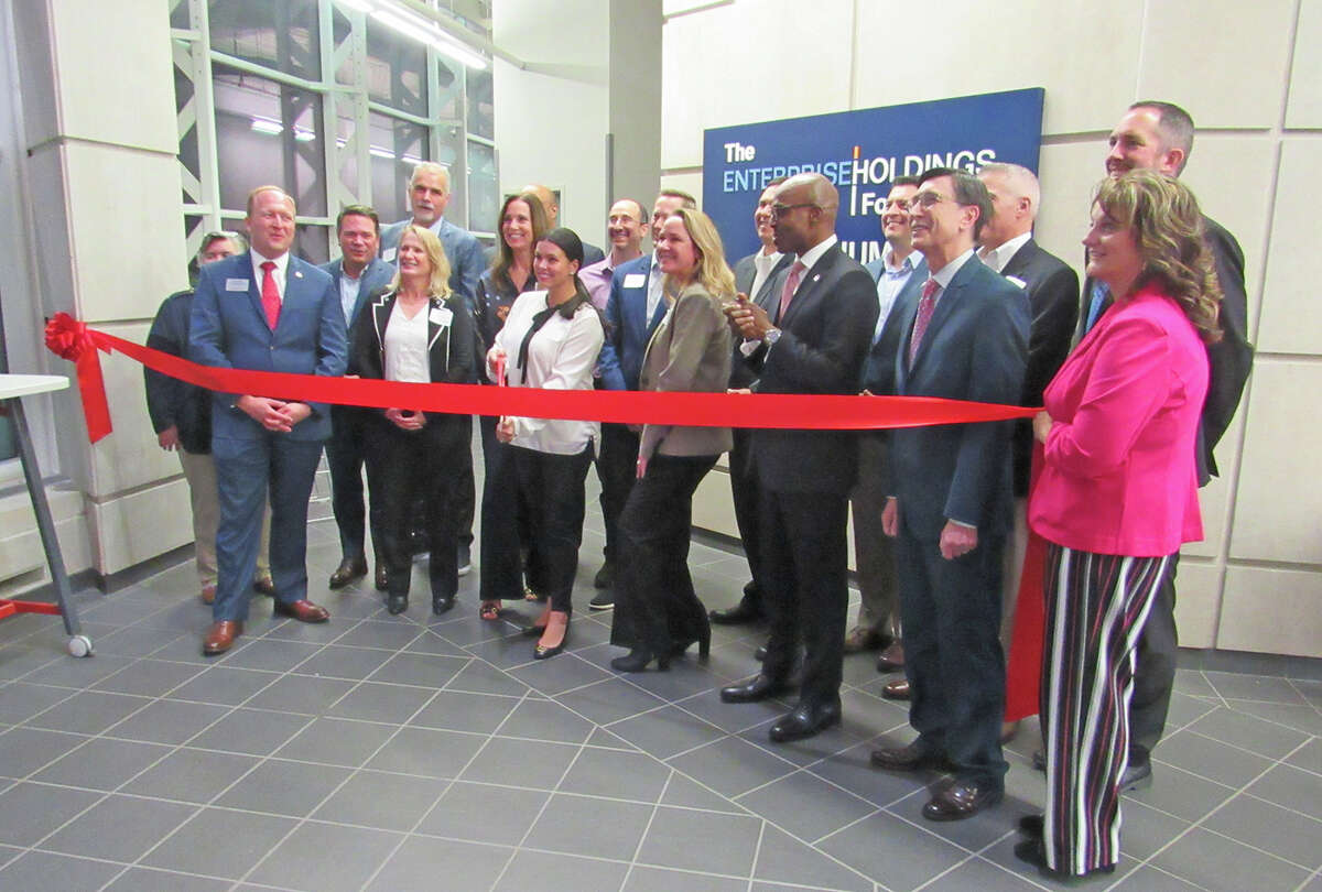 SIUE School of Engineering unveils new robotics lab, atrium
