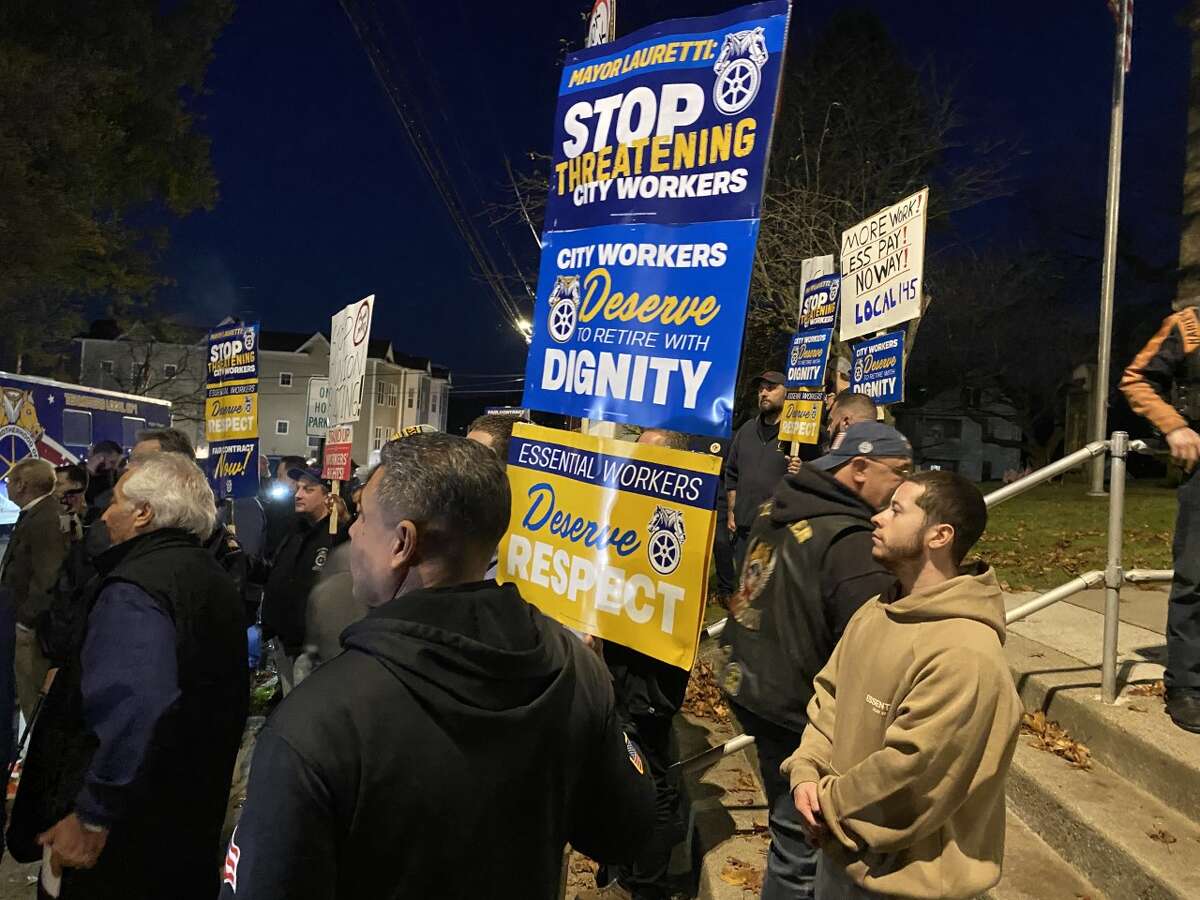 Shelton Teamsters head appeals to aldermen in contract impasse