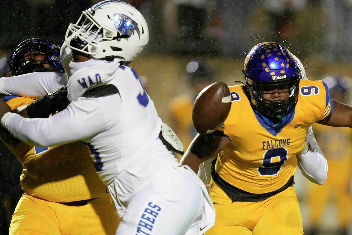C.E. King routs Channelview in Class 6A Division II bi-district