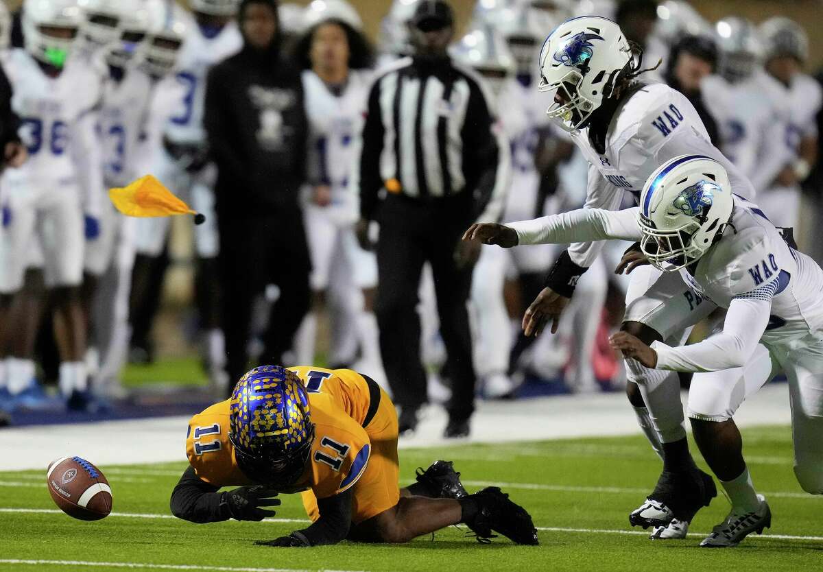 C.E. King routs Channelview in Class 6A Division II bi-district