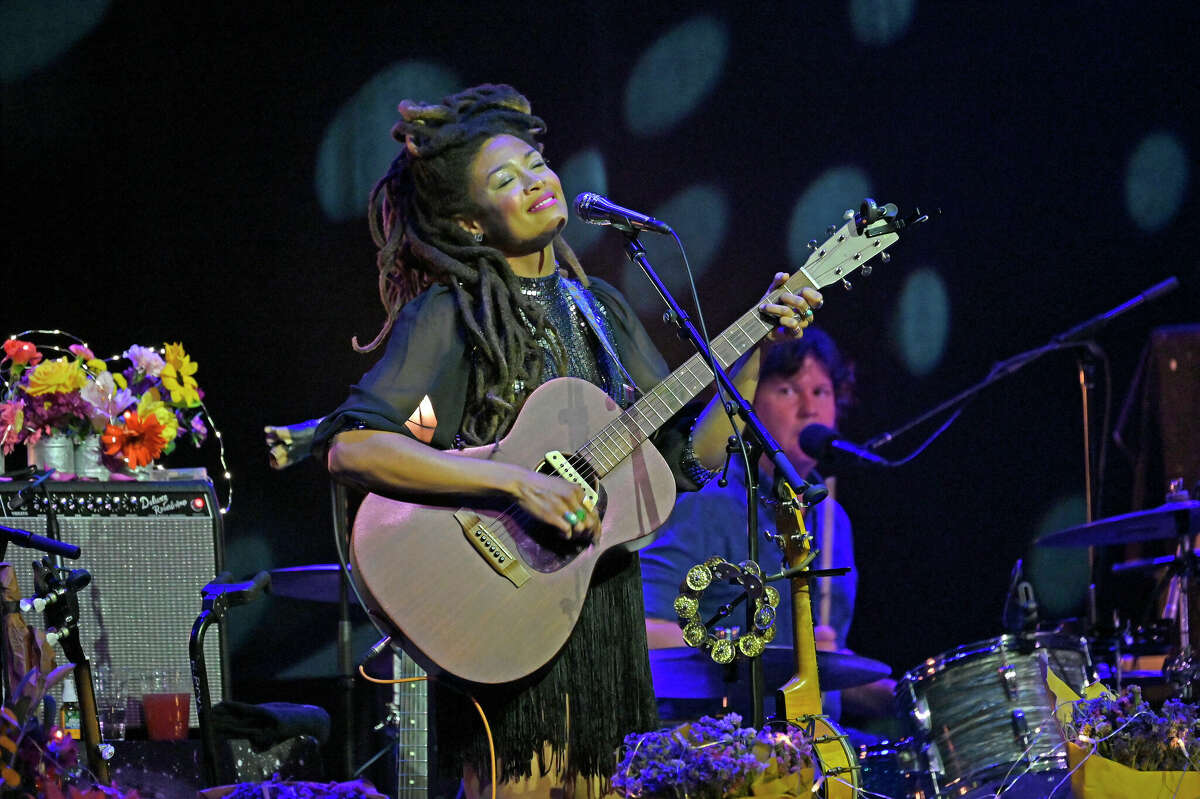 Valerie June captivates at Universal Preservation Hall in Saratoga Springs