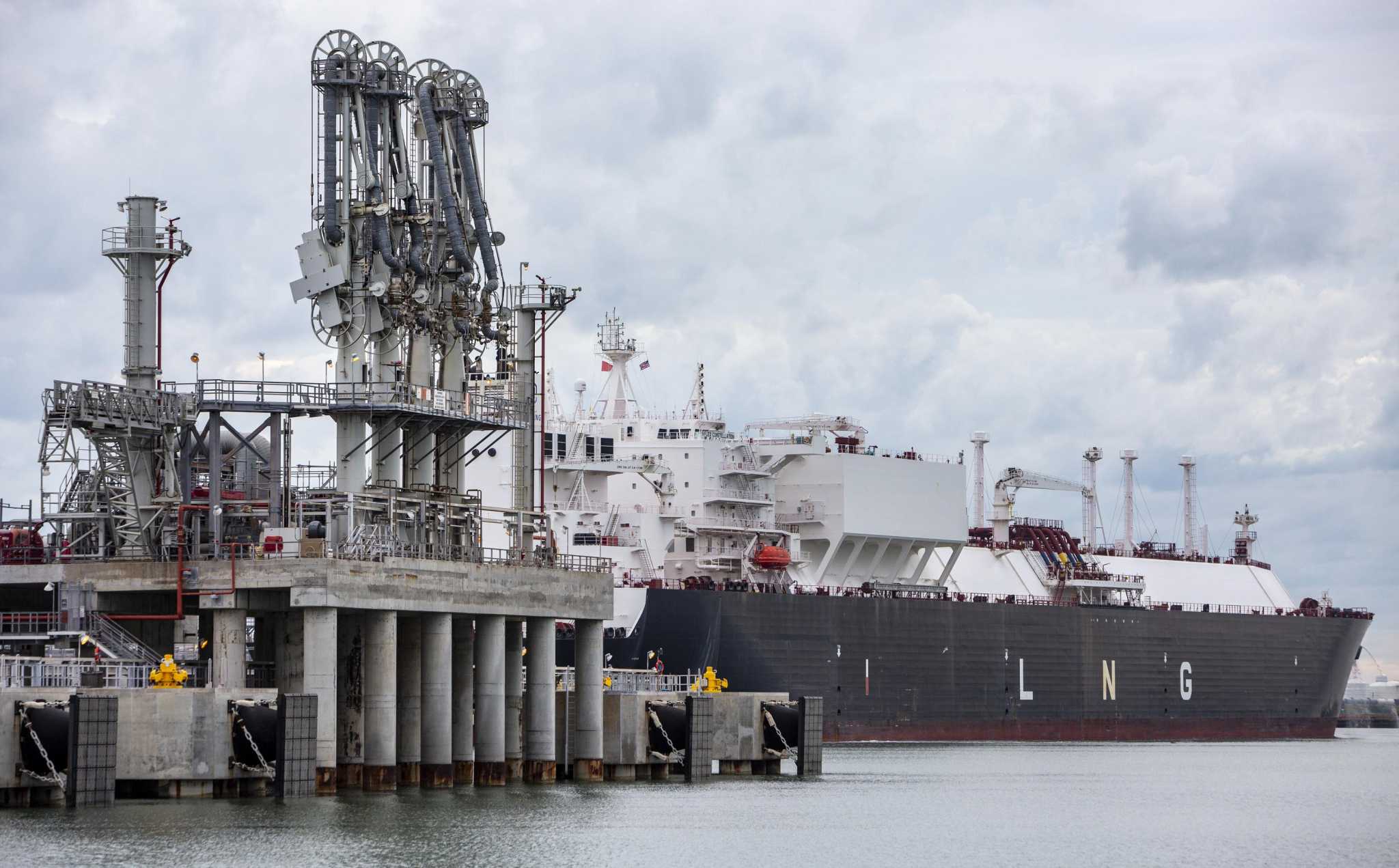 Commentary: U.S. has LNG to heat Europe; does it have the will?